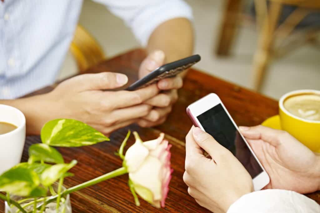 Phubbing - Do Smartphones Make You Rude? How To Avoid This Faux Pas ...